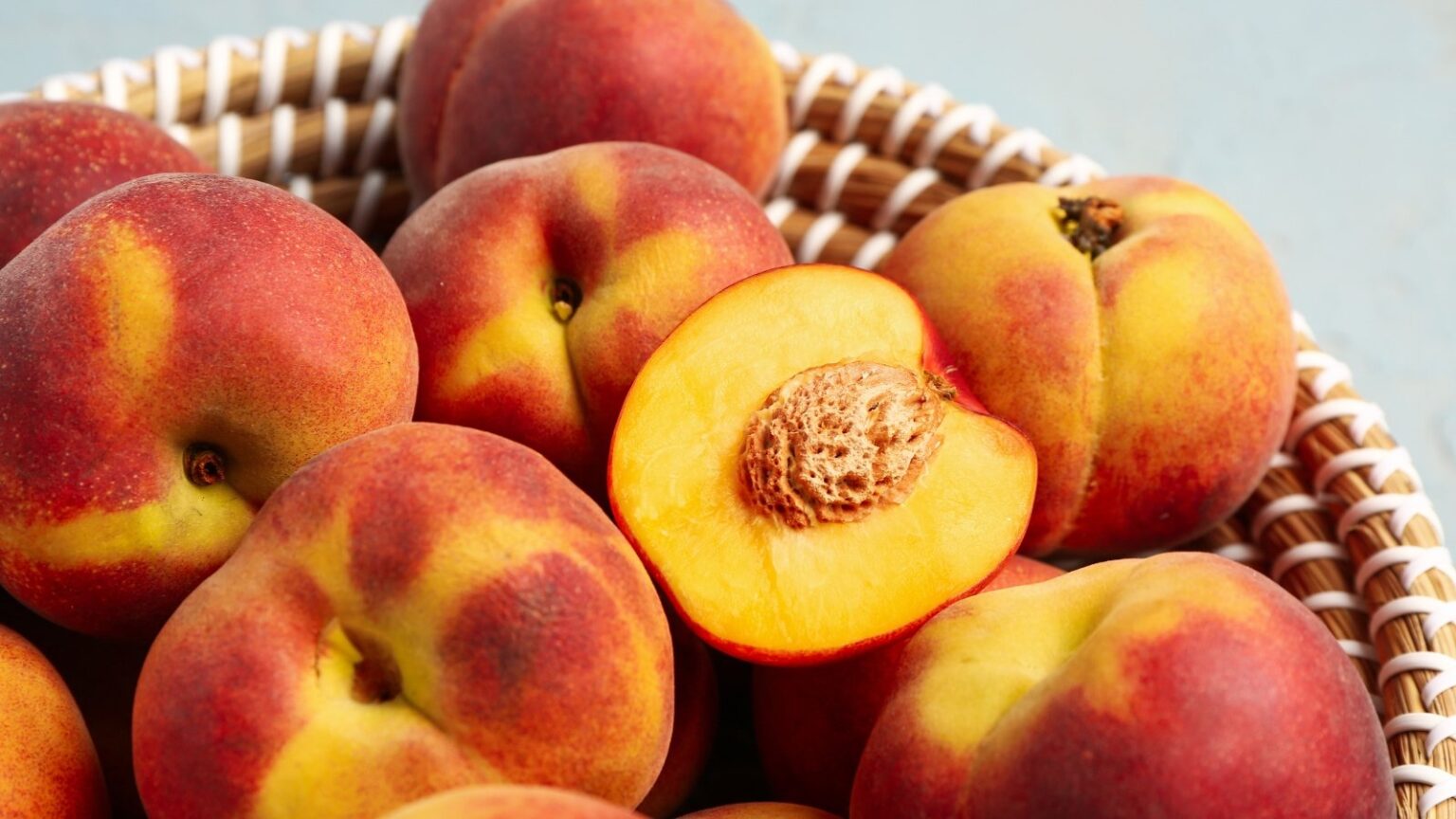 Qual é a diferença entre pêssegos de caroço solto e de caroço
