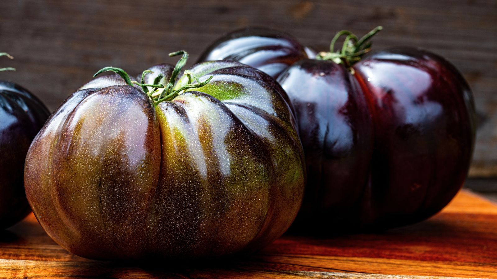 11 Variedades de Tomates Pretos e Roxos que Você Precisa Experimentar